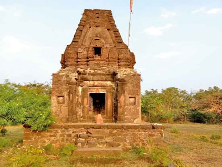 The ancient Rameshwar Mahadev temple built during the Peshwa period is ...