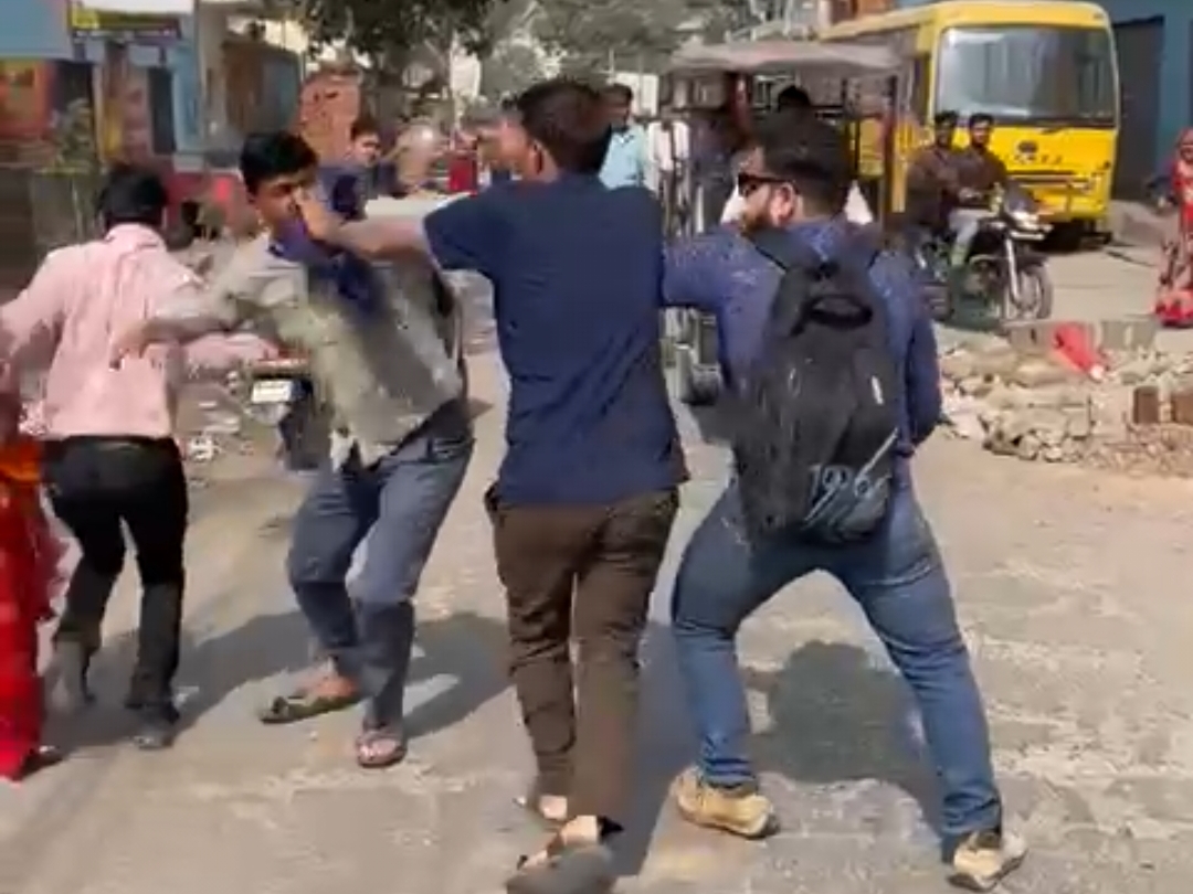 Scramble between couple and young man, innocent fell from bike in push