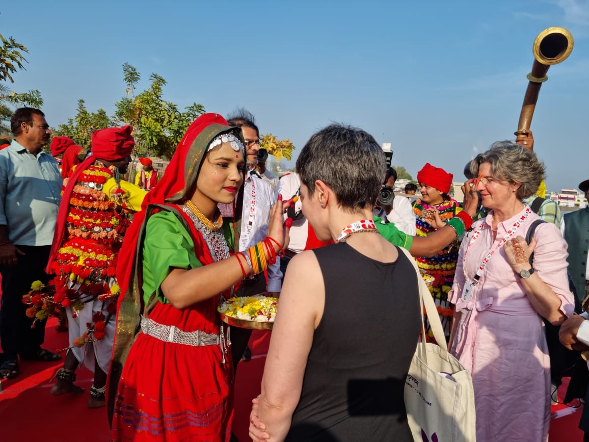 Foreign guests admired the architecture of the western group of temples ...