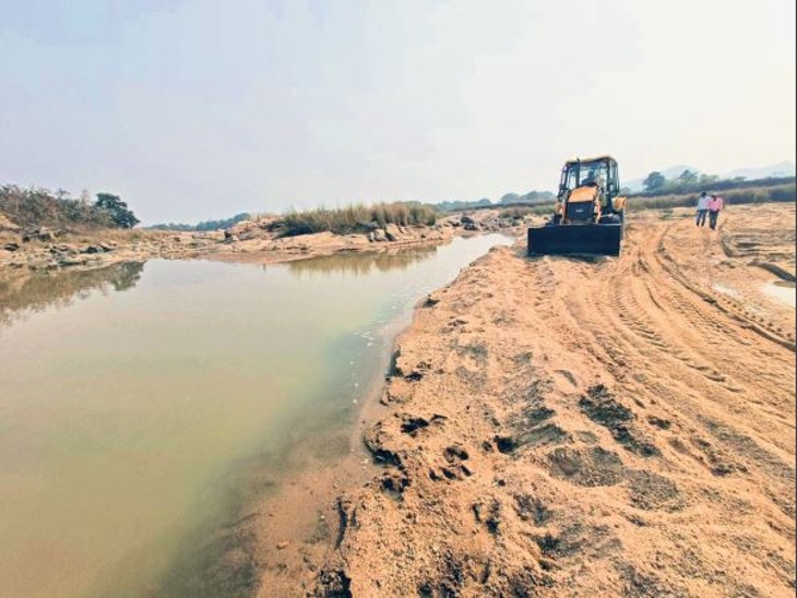 Illegal sand mining in Kanchi river blocked the way for elephants ...