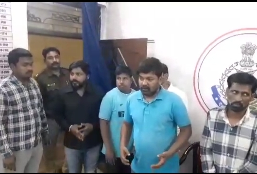 Police raid in industrial area of Ratlam, 8 gamblers arrested | जुआ खेलते रसूखदार पकड़ाए: रतलाम ...