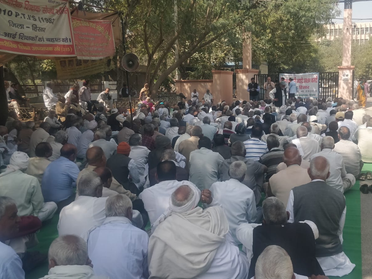 Hisar- Retired employees picket at the mini secretariat. | हिसार में ...