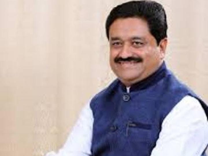 Sukhdev Panse playing the role of a freedom fighter in the film Jungle Satyagraha | राजनेता से ...