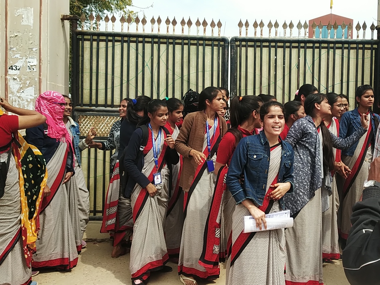 Violent commotion of B.Ed first year girl students, college management ...