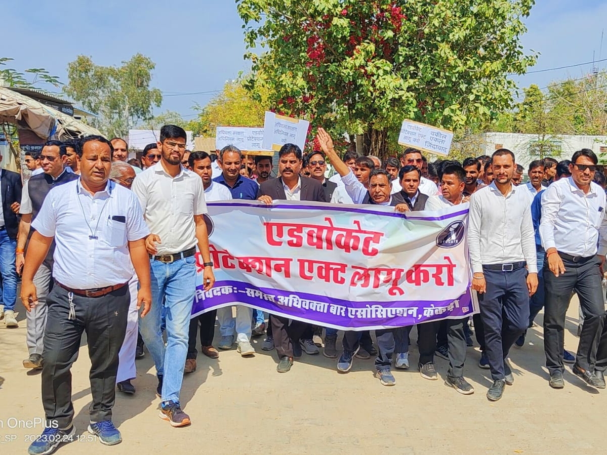 Lawyers took out rally and handed over memorandum to SDM, boycotted ...