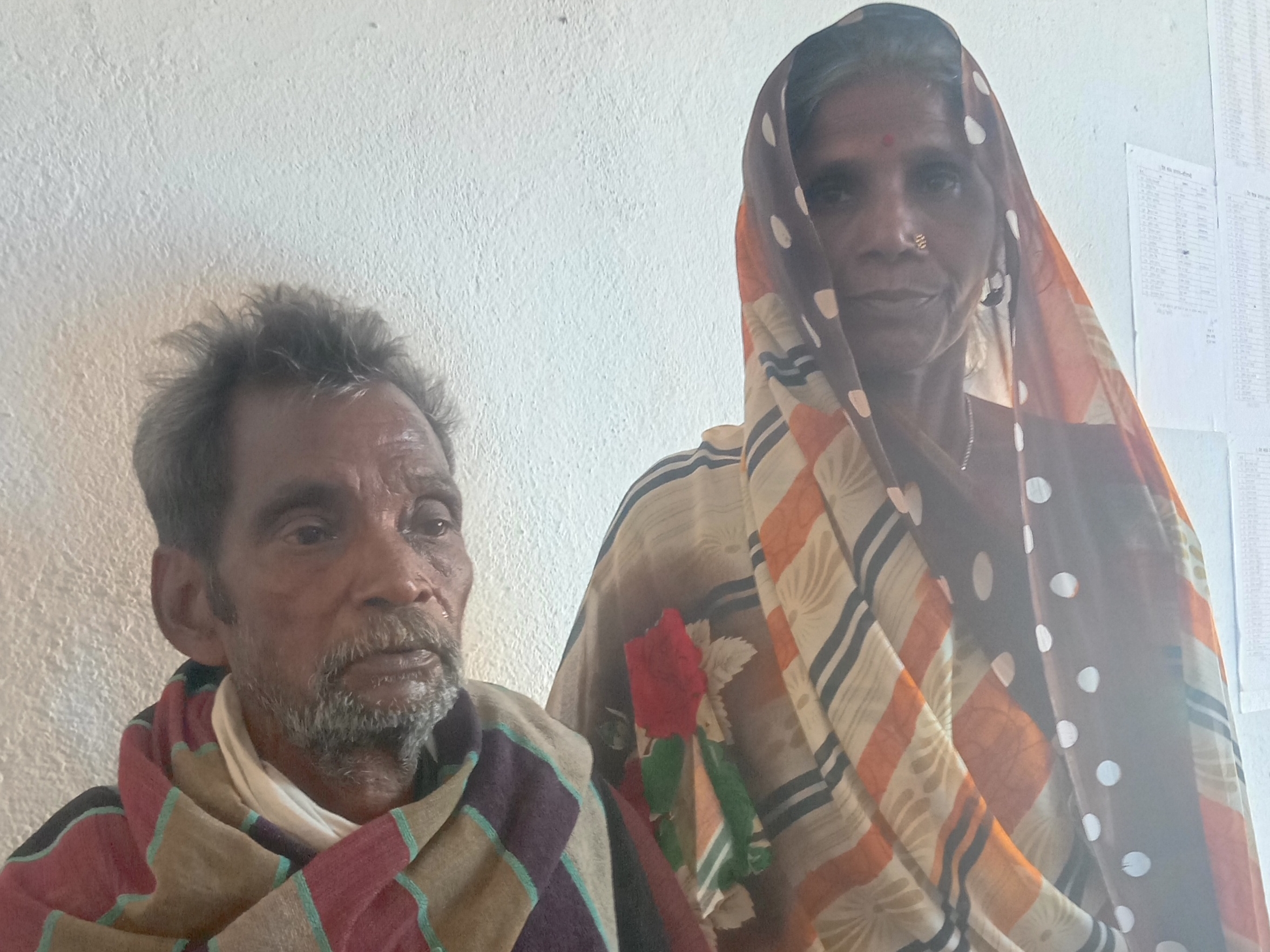 Couple crying after complaining to DM in Kaushambi, land is worth crores