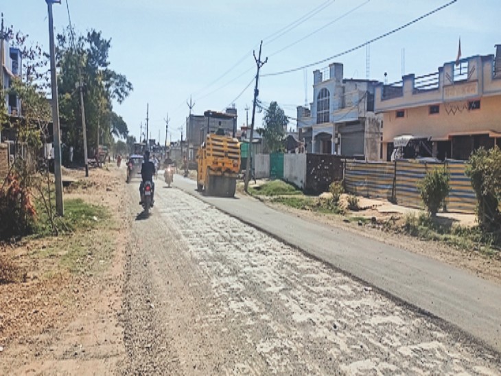 29 km long Shyampur road being built with 30.75 crores only 25% work ...