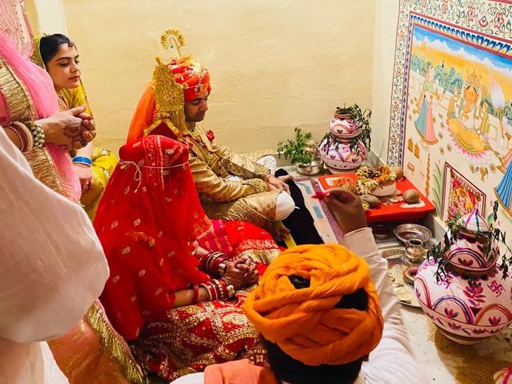 गांव के प्रवेश द्वार से रोहटगढ़ तक विन्टेज कार में किया सफर, ग्रामीणों ...