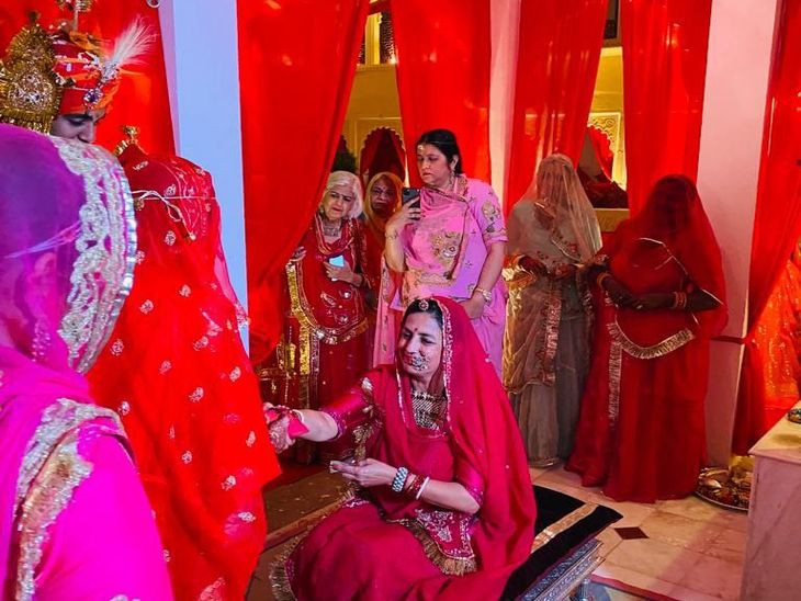 गांव के प्रवेश द्वार से रोहटगढ़ तक विन्टेज कार में किया सफर, ग्रामीणों ...