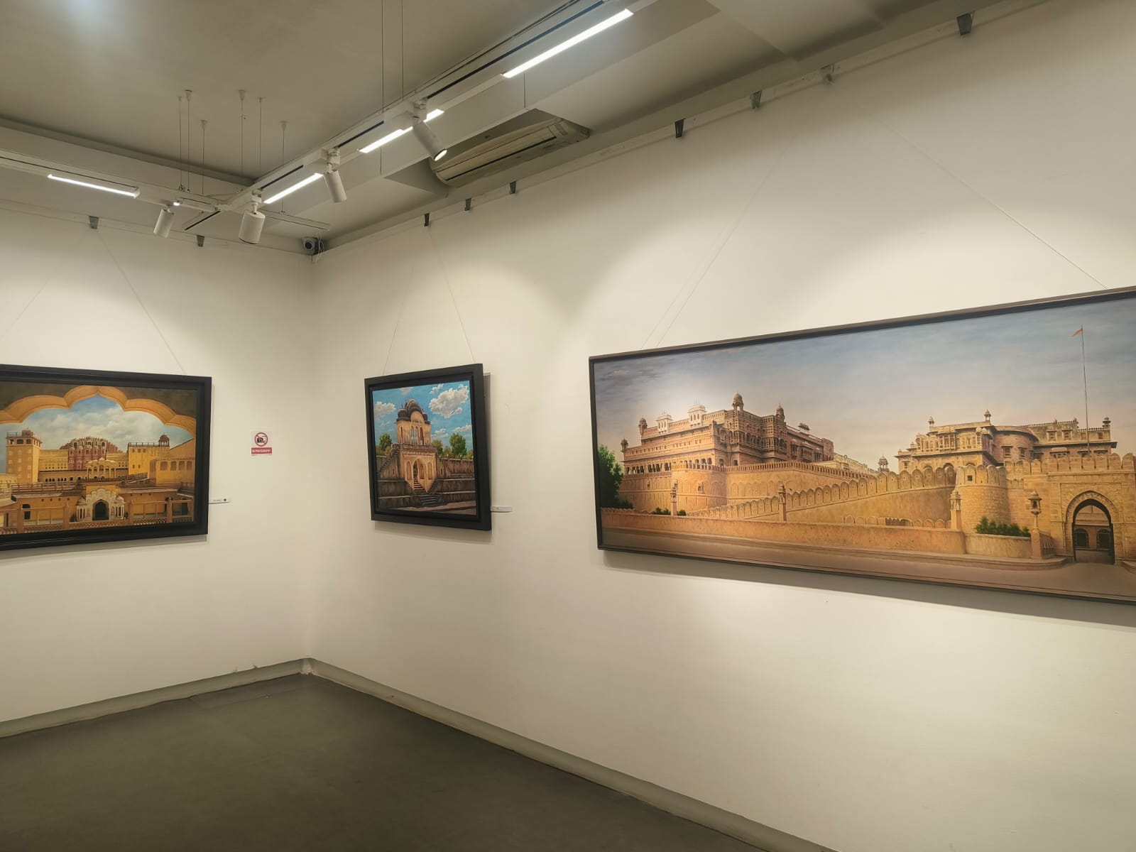 चित्रकार लक्ष्य भारद्वाज की कलाकृतियां आर्ट लवर्स को कर रही अट्रेक्ट ...