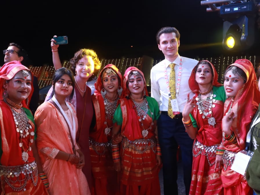 On the eve of farewell, the guests also showed the performance of ...