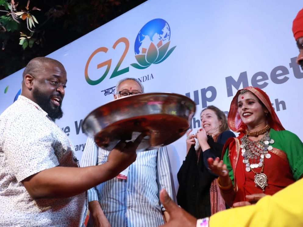 On the eve of farewell, the guests also showed the performance of ...