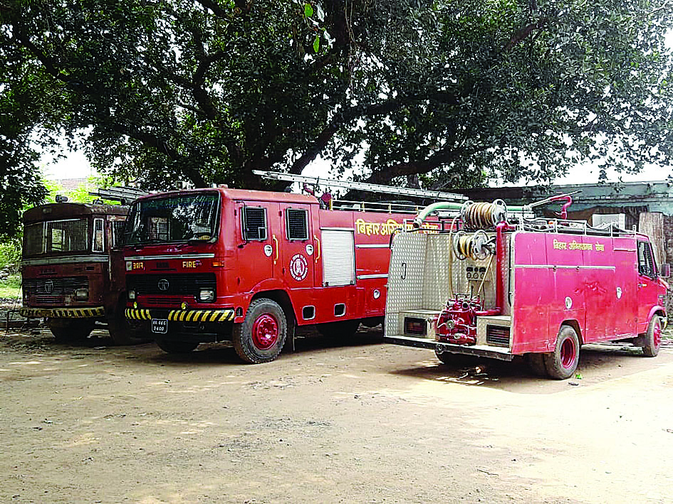 Only three fire engines available at the fire station, the hydraulic ...