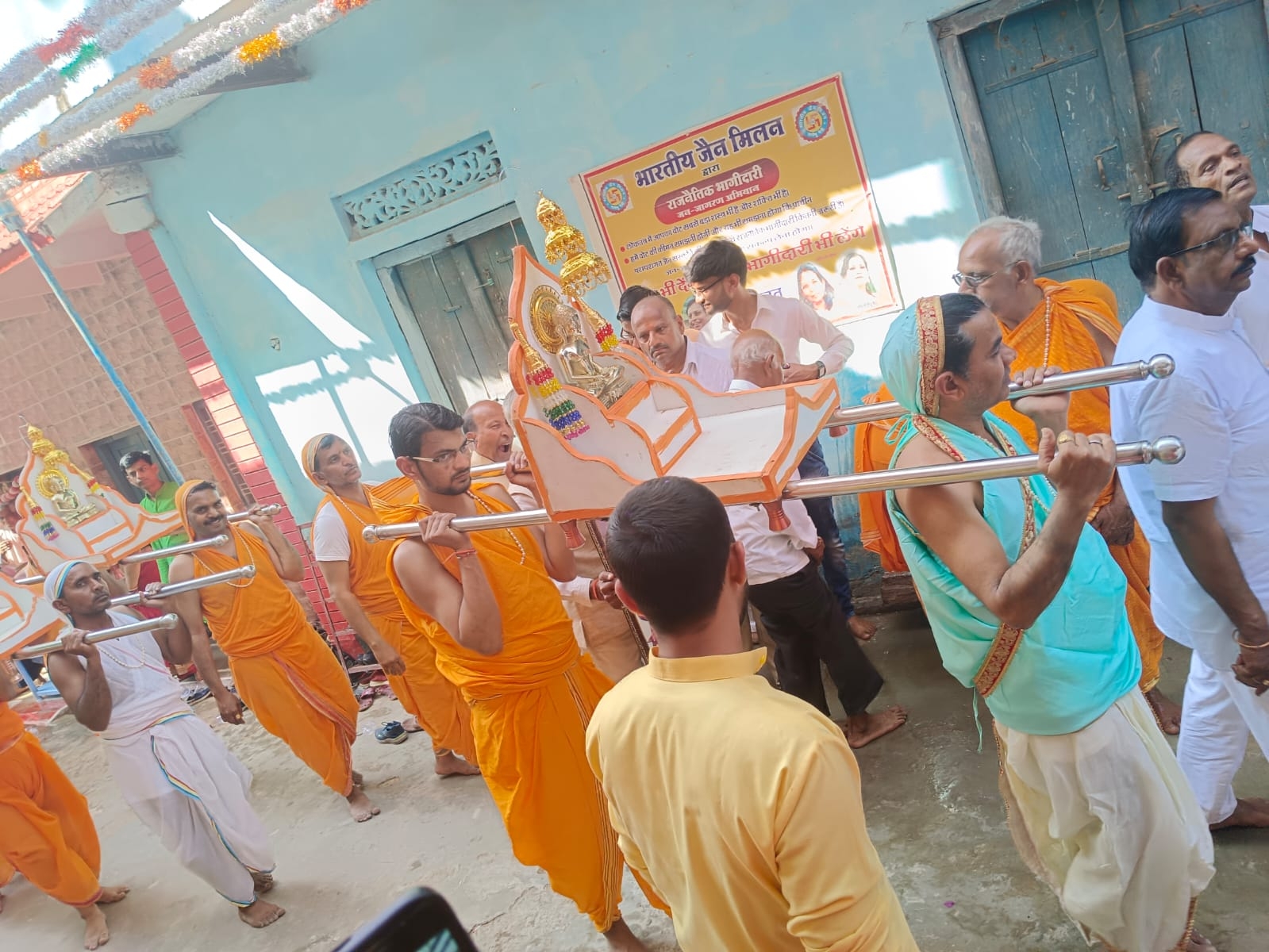 God sitting on the new altars, the ceremony of altar prestige took ...