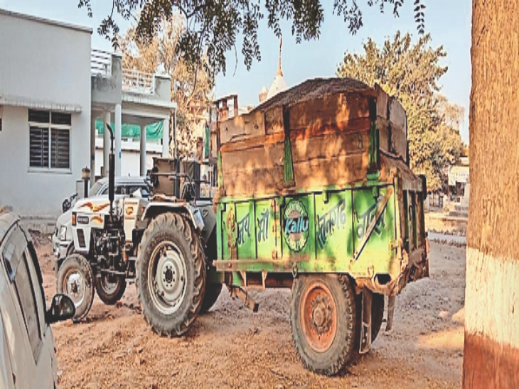 Tractor trolley seized for stealing sand without royalty, driver ...