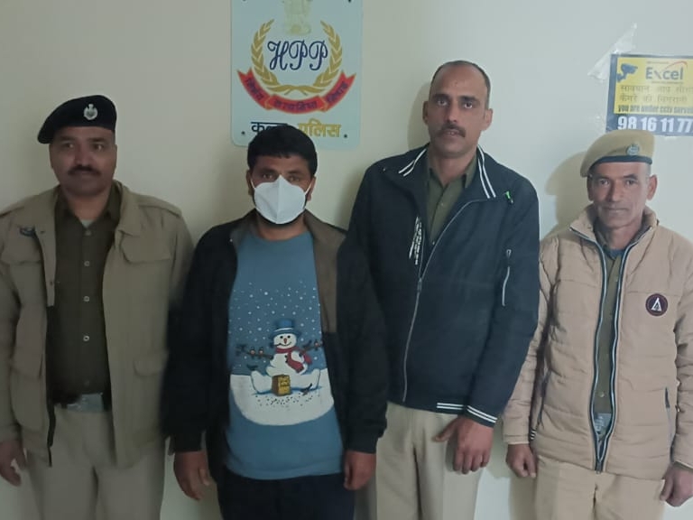 Kullu Police Arrested Four Drug Smugglers With Charas From Banjar Sainj and Bhuntar | कुल्लू में ...