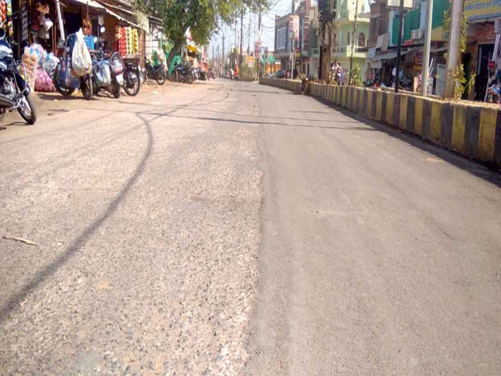 बमबम महादेव से हमीरपुर तिराहा तक घटिया सड़क के गड्‌ढे छिपाने के लिए ...