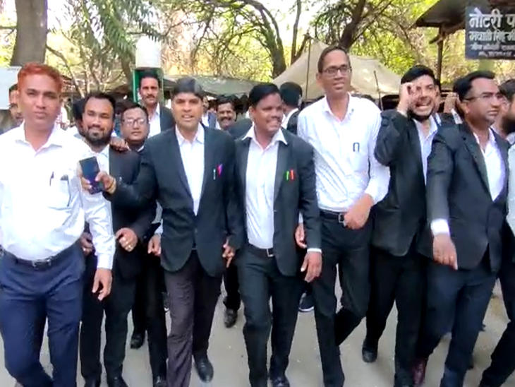Lawyers protested, said - pen down strike will continue | एडवोकेट ...
