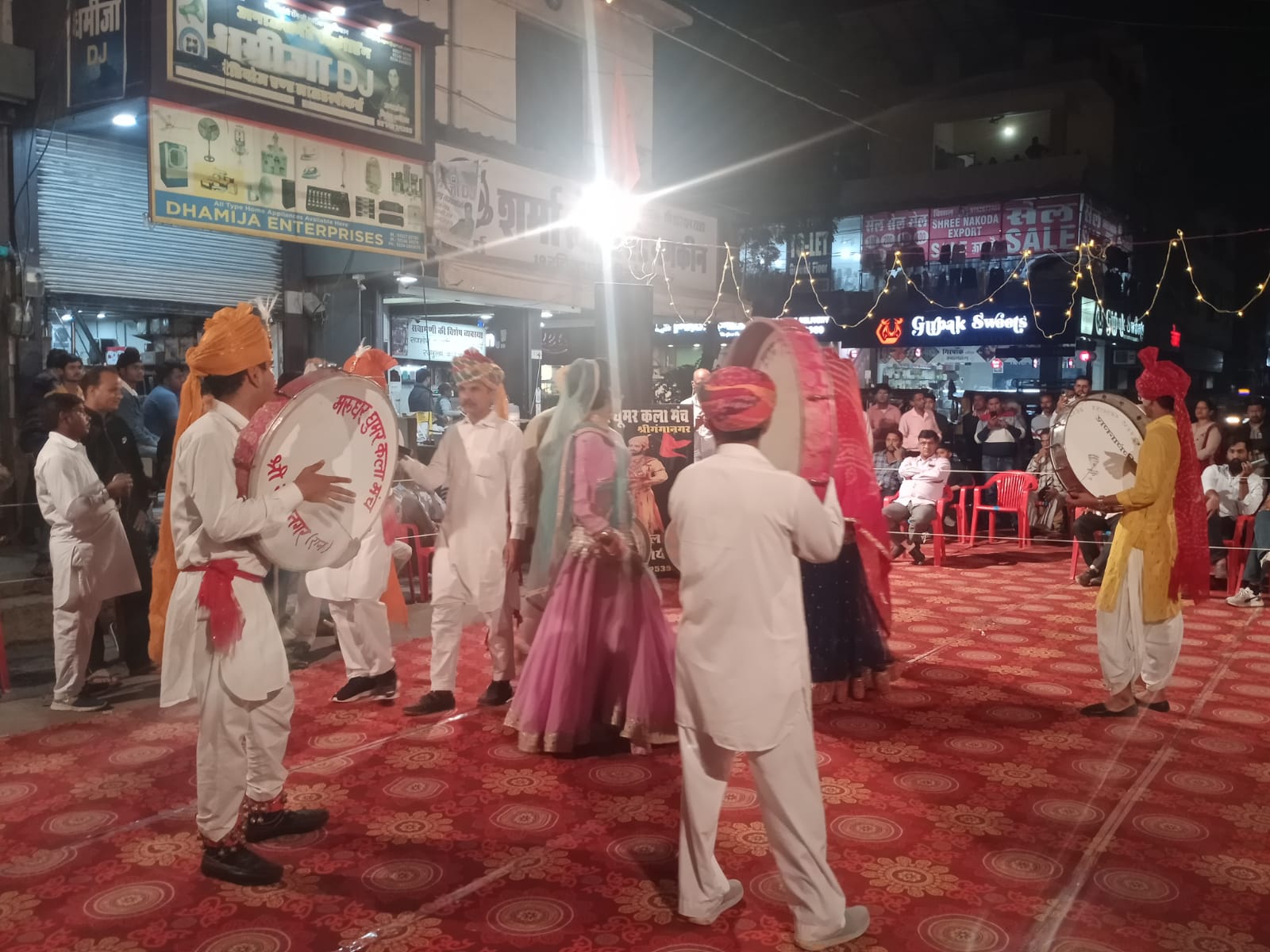 The event lasted till late night on the Rabindra path of the city ...