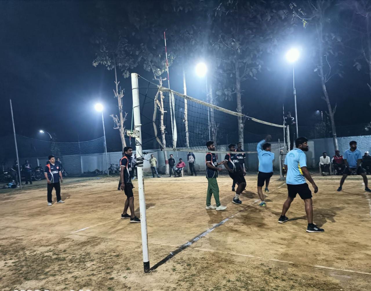 Loco shed won the final by defeating Karkhana team 9-8 | बरेली में रेलवे की खेल प्रतियोगिता ...