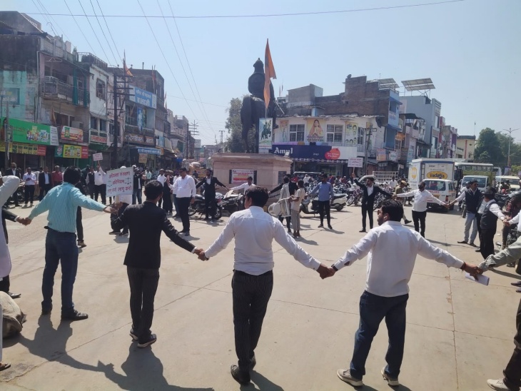 Demand for implementation of Advocate Protection Bill, sloganeering by ...