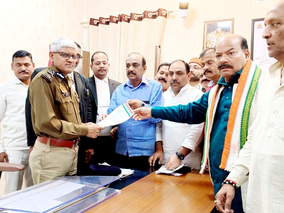 Congress workers in Varanasi submitted a memorandum to the police ...