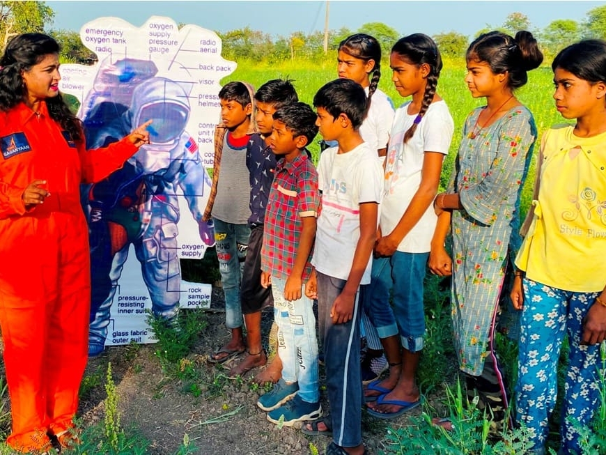 विज्ञान प्रसरिका ने समझाया स्पेस शूट का साइंस, स्कूली बच्चों को बताए ...