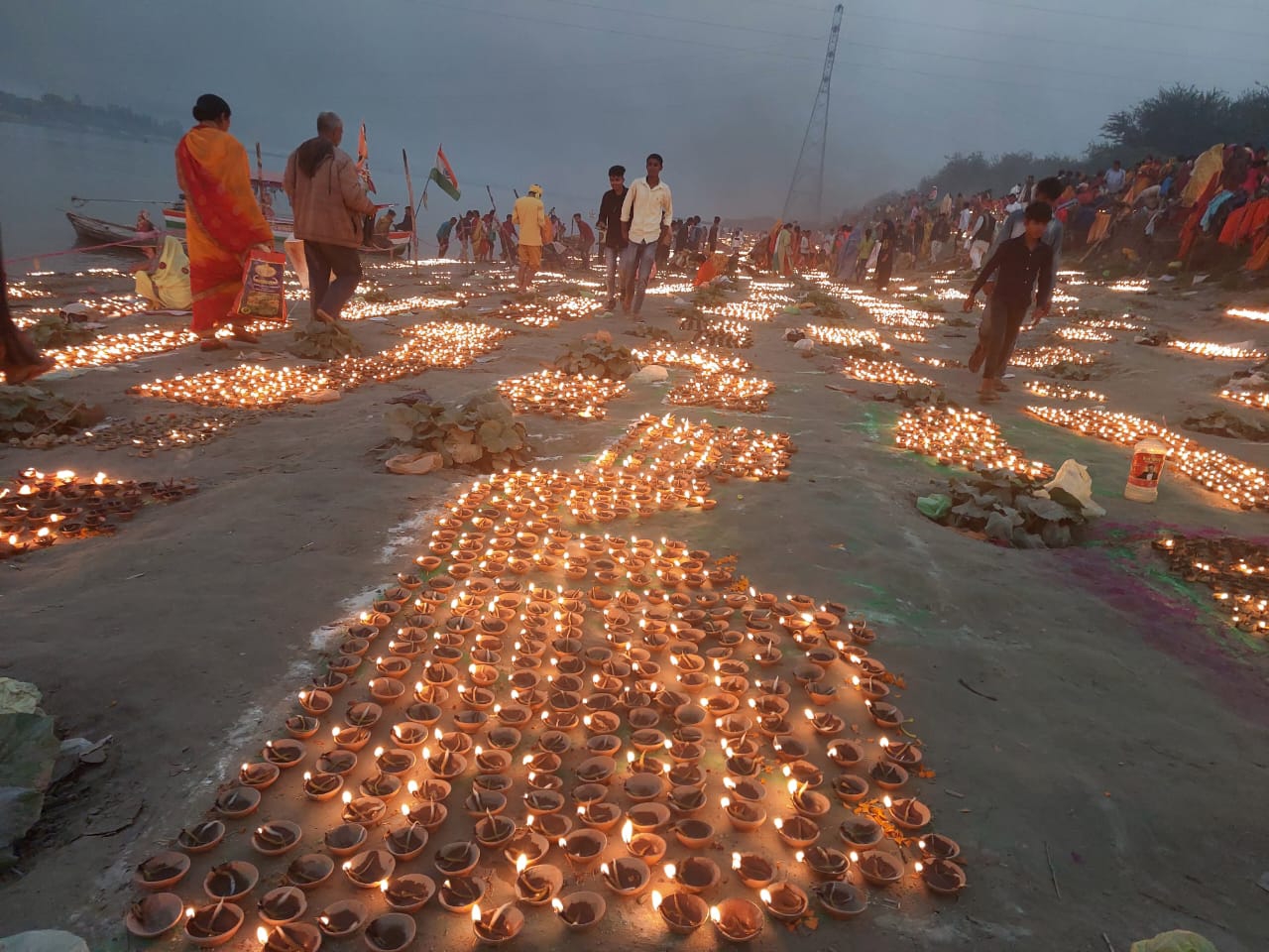 Saryu beach became supernatural due to the flickering light of lamps ...