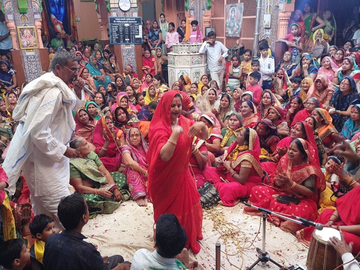 Women played Holi with flowers and Abir Gulal in Govind Devji temple ...