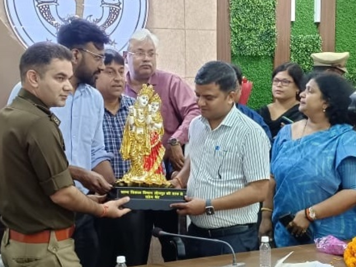 Transfer of Jaunpur District Magistrate Manish Kumar Verma, farewell ...