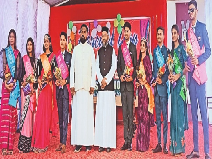 Memento presented to 12th class students | विदाई समारोह: 12वीं के ...