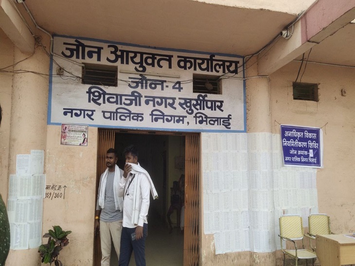 The people of the ward, including women and children, reached the ...