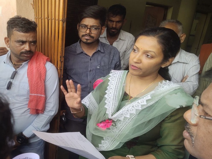 The people of the ward, including women and children, reached the ...