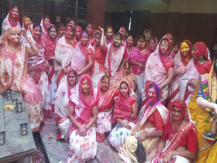 Khatri Samaj Mahila Mandal played Holi with Lord Krishna with flowers ...