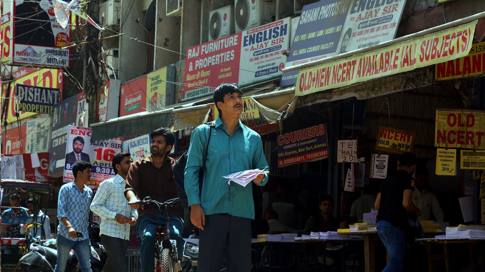 ab dIlli door nahi film। bollywood news | साधारण गांव का लड़का कैसे बन जाता है IAS,: एक गरीब ...