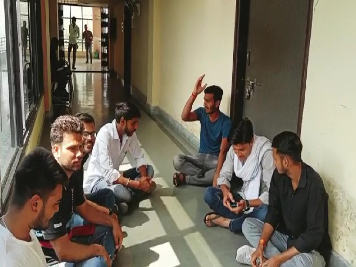 Rajasthan kota Students of Kota University staged a sit-in in the ...