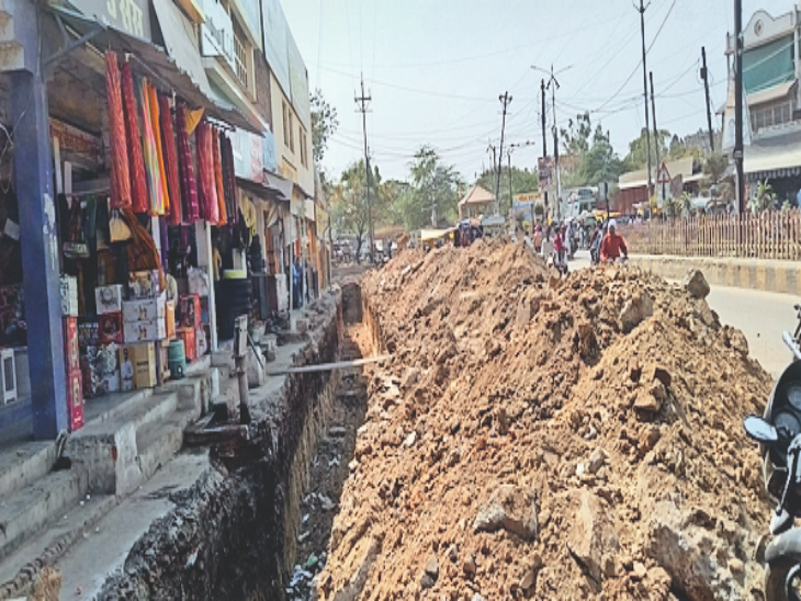 पूरी कॉलोनी ही नाले पर बस गई, साइफन पद्धति के इन नालों का निर्माण कार्य ...