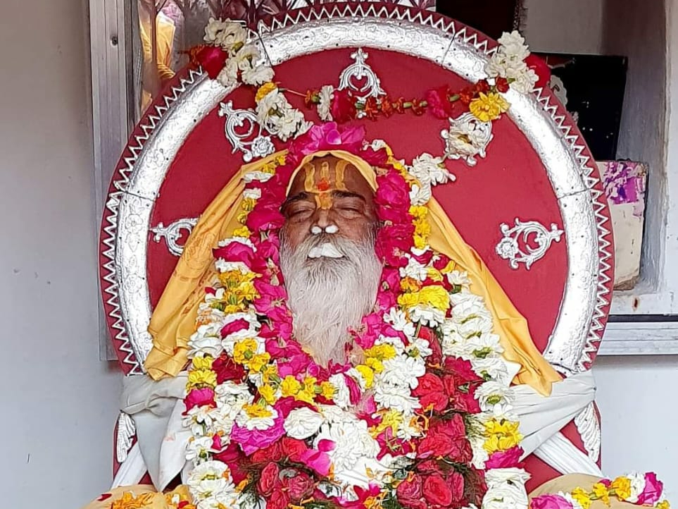 Thousands of devotees reached for the last darshan of Mahavir Das Tyagi ...