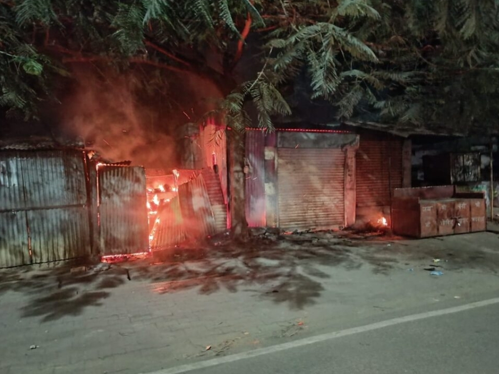 Case of Budhar police station area, 4 shops burnt, station in-charge ...