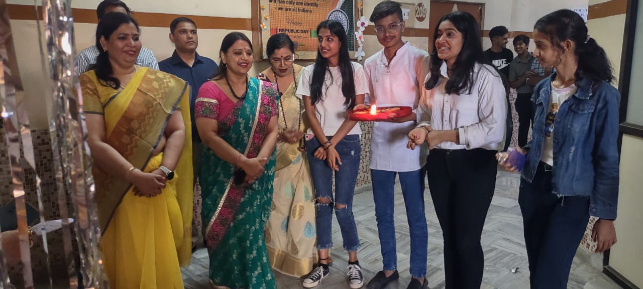Junior students got applause from seniors on colorful cultural ...
