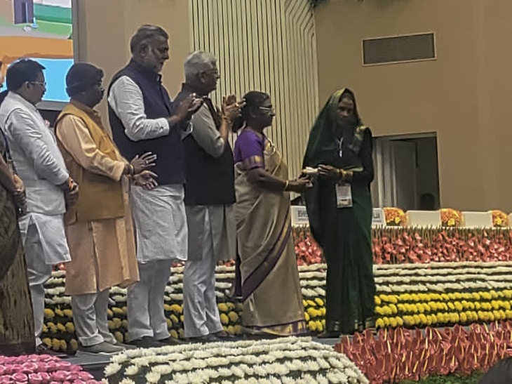 Catch-the-Rain Award was given, making a sack dam on the river stops ...