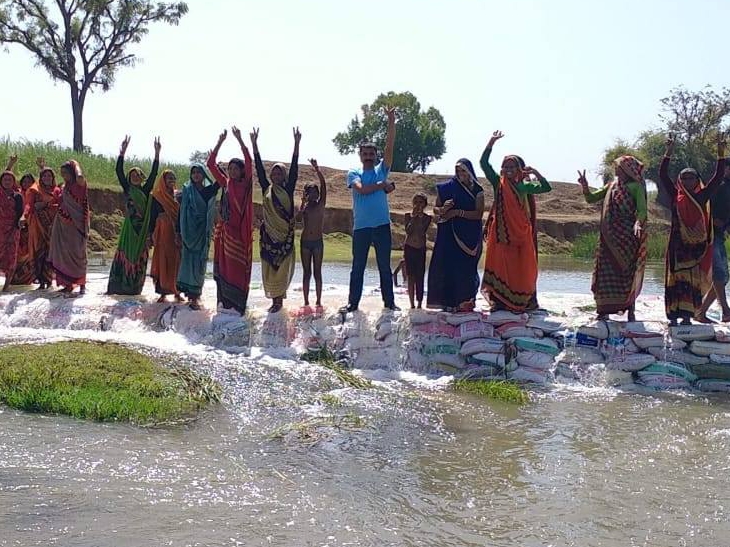 Catch-the-Rain Award was given, making a sack dam on the river stops ...