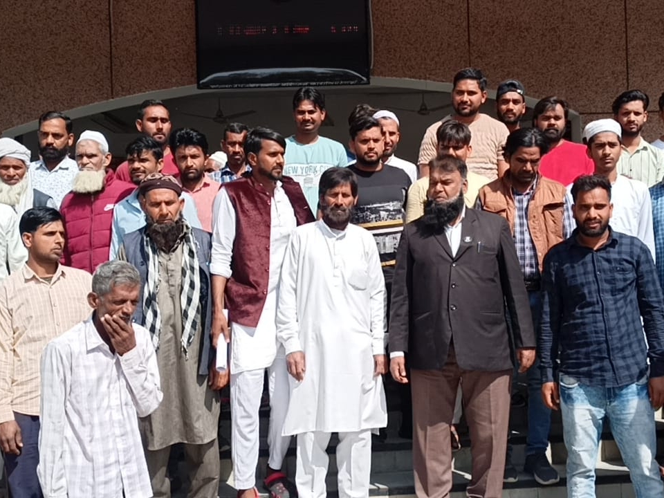 The villagers met the DM in Amroha, said - it was being played in slow ...