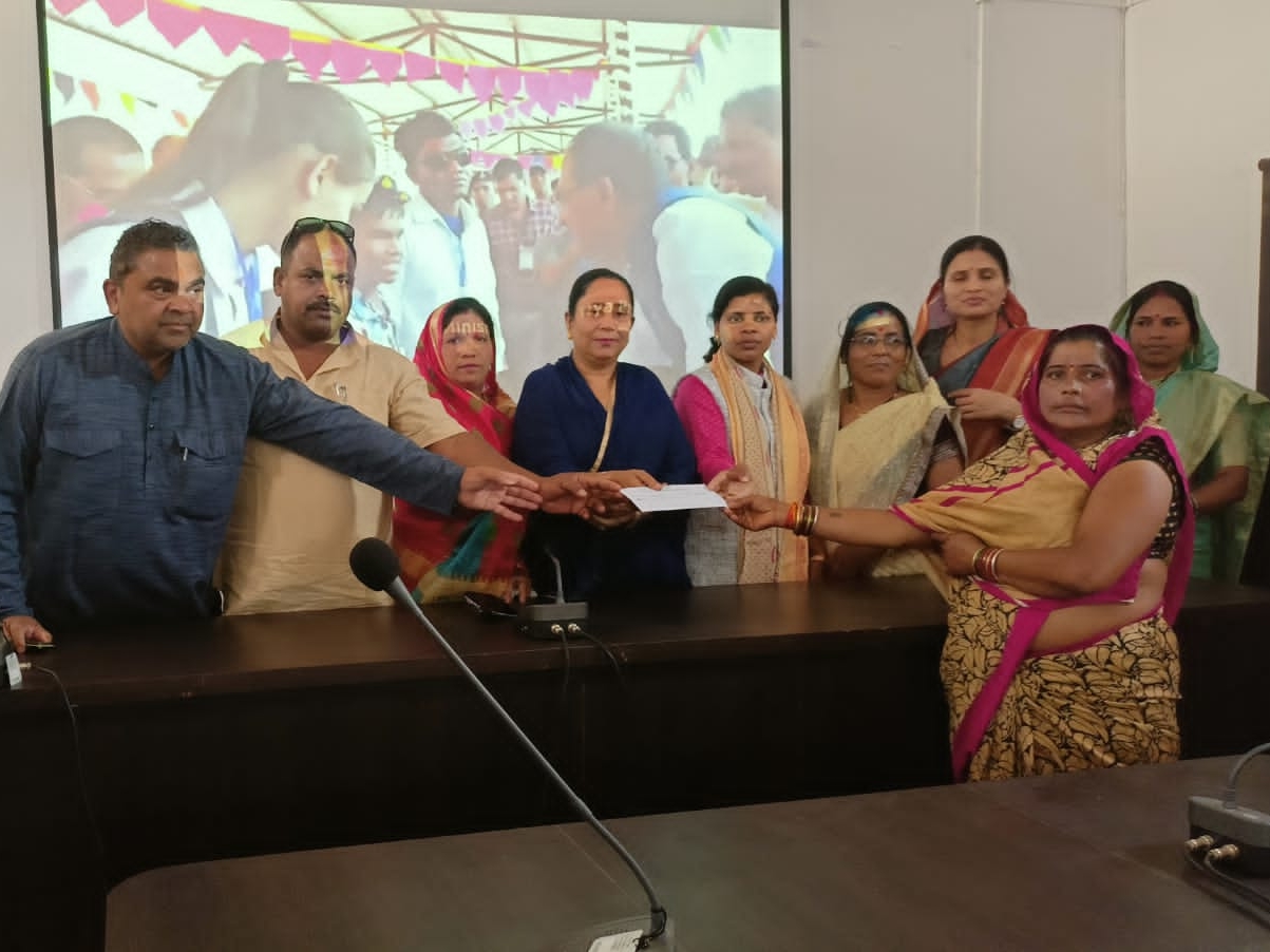 Certificates were distributed to 16 people in the auditorium of Janpad ...