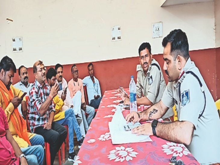 Correct the pits of the roads from Sajanmahu to Dhuder for the fair ...