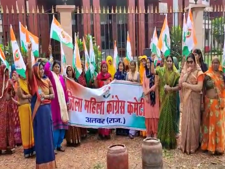 Mahila Congress protested by carrying cylinder in front of Mini ...