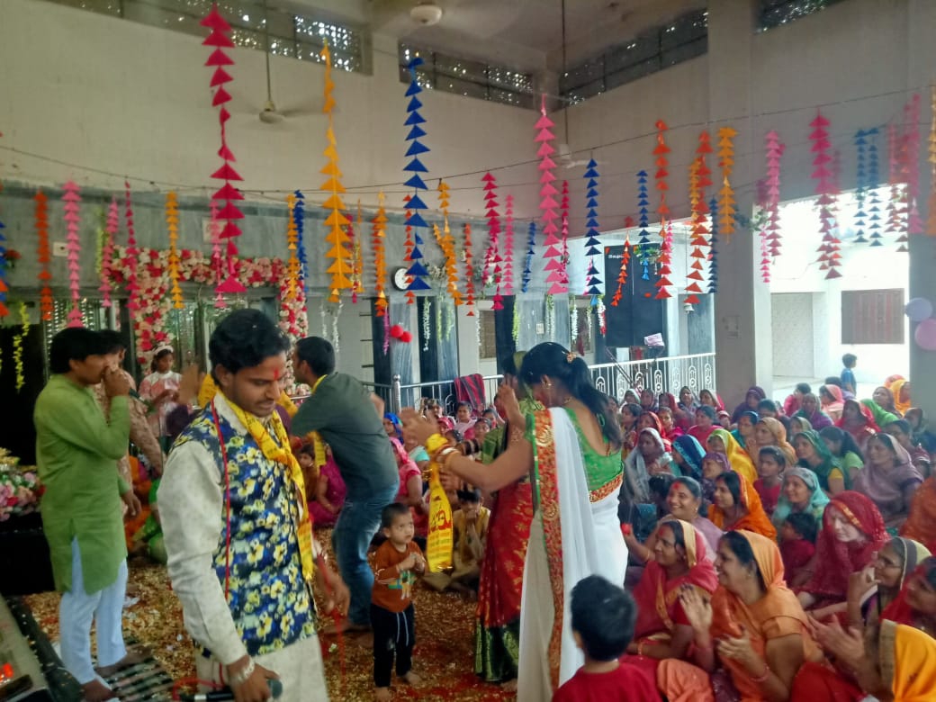 Holi played with flowers and colors in Rathi temple, women dance on ...