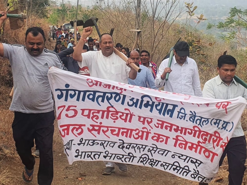 , Hundreds of villagers did shramdaan. , 75 thousand water structures ...
