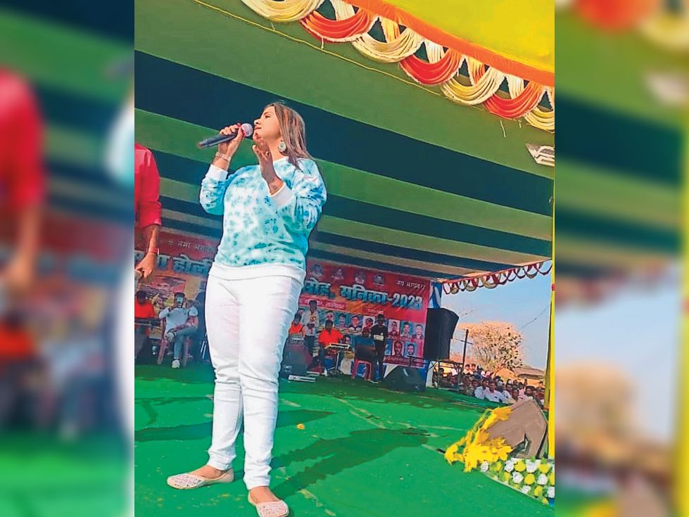 Bhojpuri singers Anupama and Payal danced to the songs | प्रांतीय यादव ...