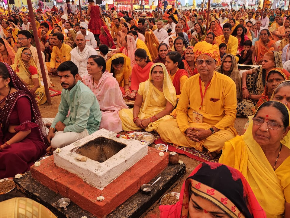 Dr. Pandya, head of the Gayatri family in Ghegaon also participated ...
